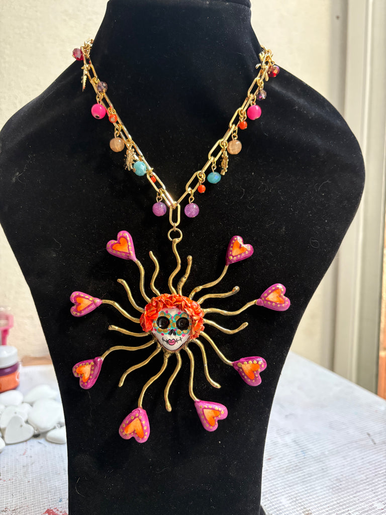 Collar calavera sol Multicorazón– Edith Orozco